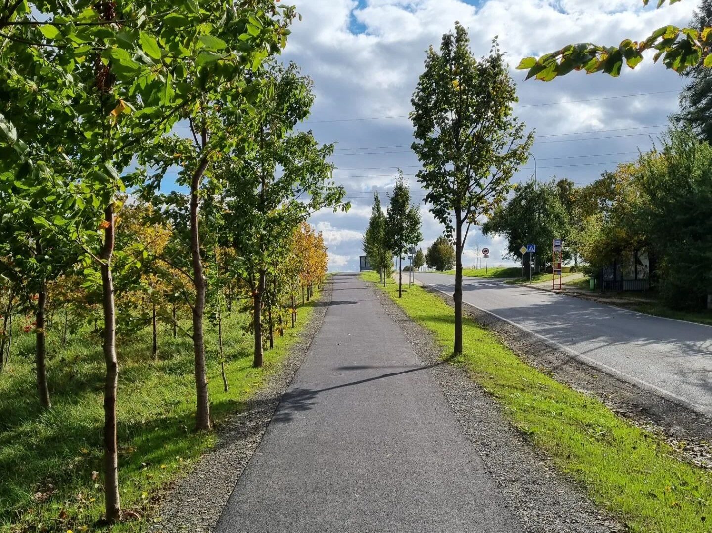 EKIS_cyklostezka_Lochkov_Slivenec_asfalt_u_zastavek - Městem na kole