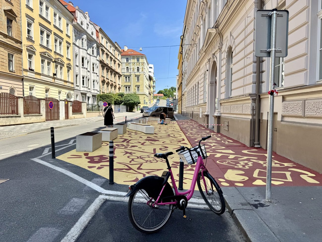 Praha 5: Taktický urbanismus proměnil prostor před ZŠ Grafická - Městem ...